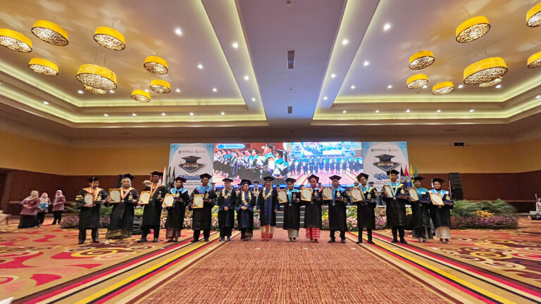Mahasiswa Fakultas Teknologi Informasi URINDO Wisuda 2025 – Fakultas ...